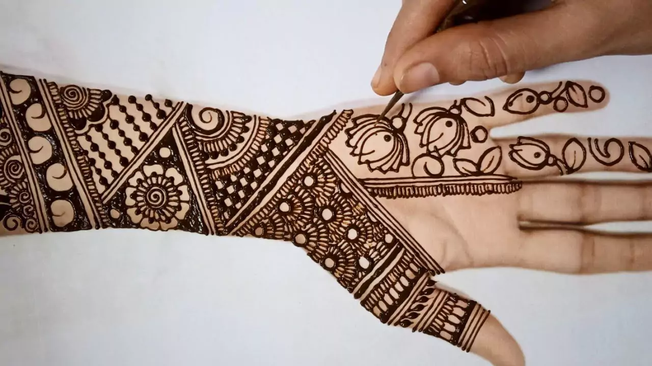 zig-zag-bridal-back-hand-mehndi-designs - Infifashion